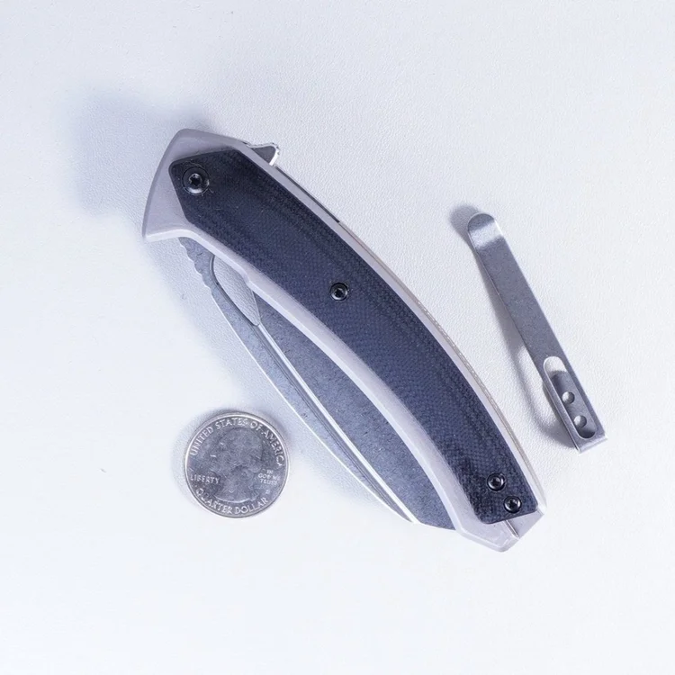 Ginunting style folding knife providing a downward blade angle without ...