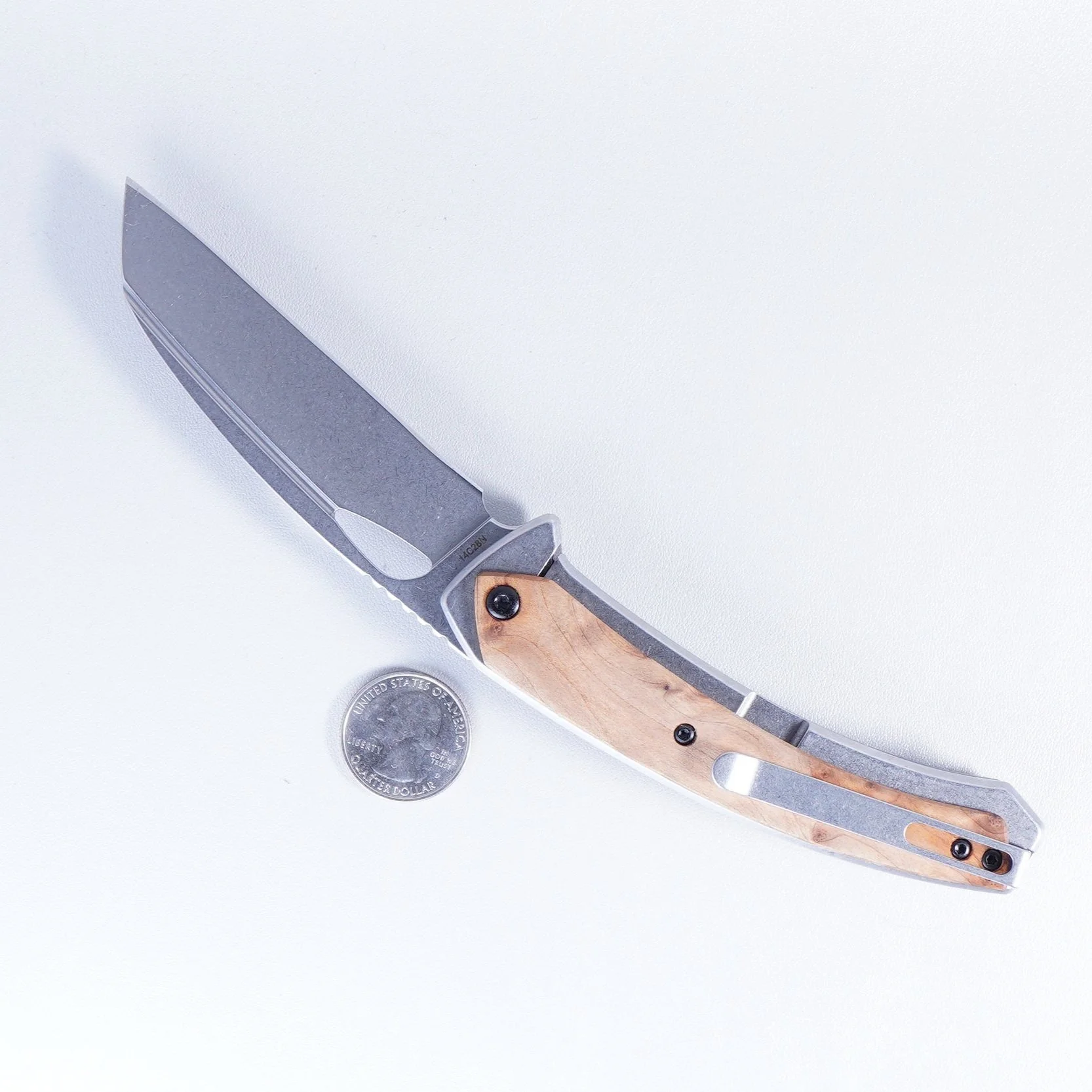 Ginunting style folding knife providing a downward blade angle without ...