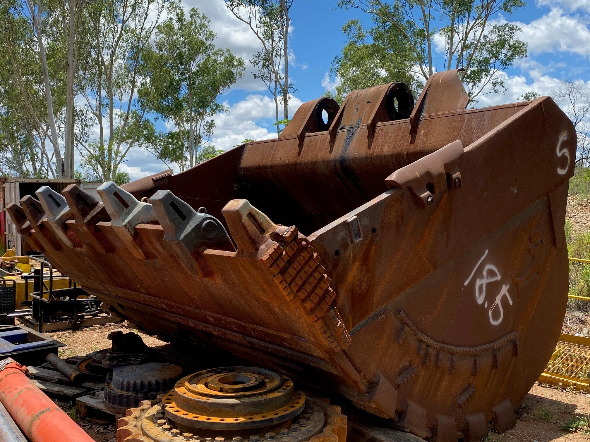 Hitachi EX3600 ESCO Bucket — Earth Moving Parts & Service Solution