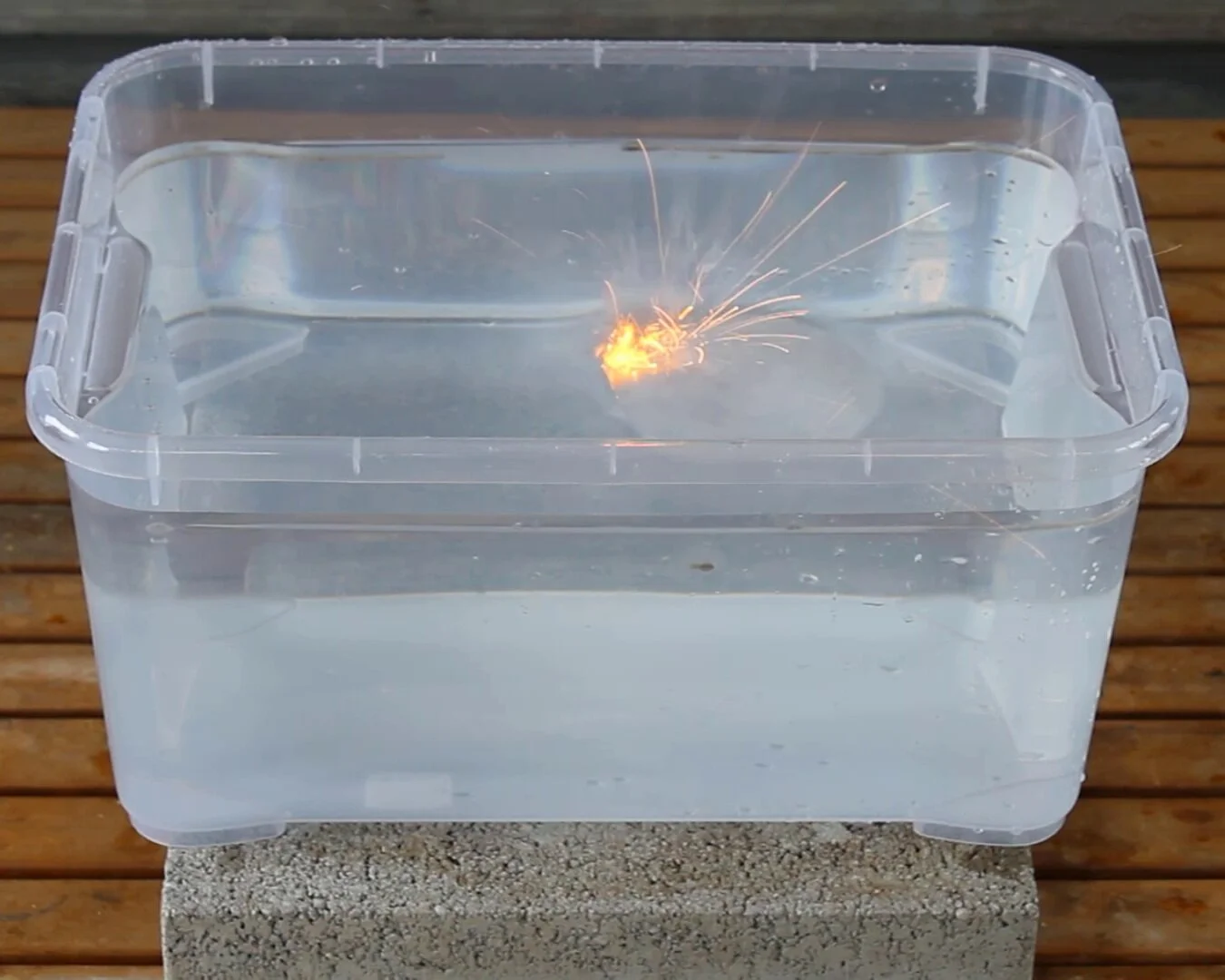 Natrium in Wasser — Chemie-Experimente