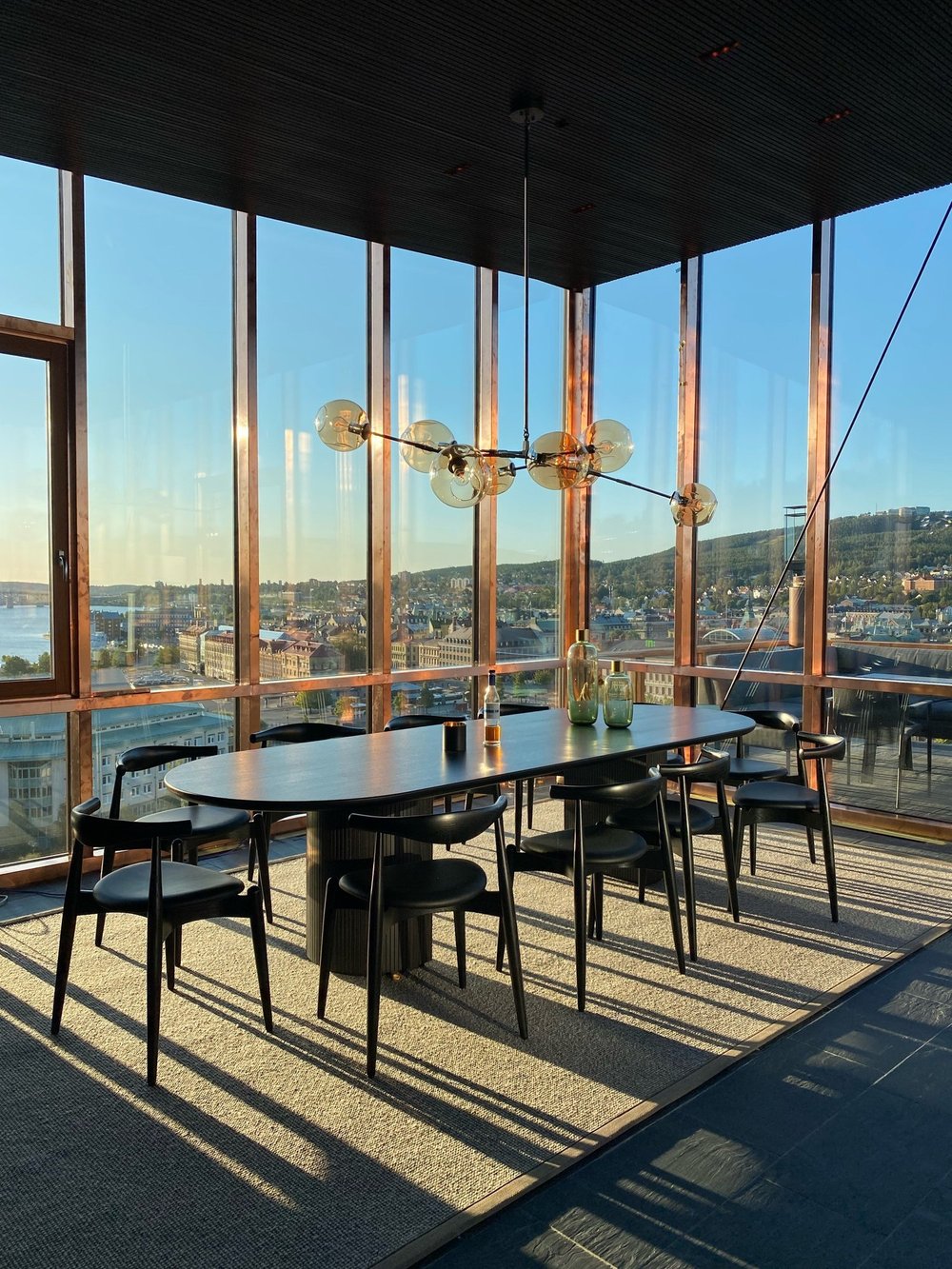 Inredningsdesign för privata hem och kommersiella miljöer — Birch & Wood