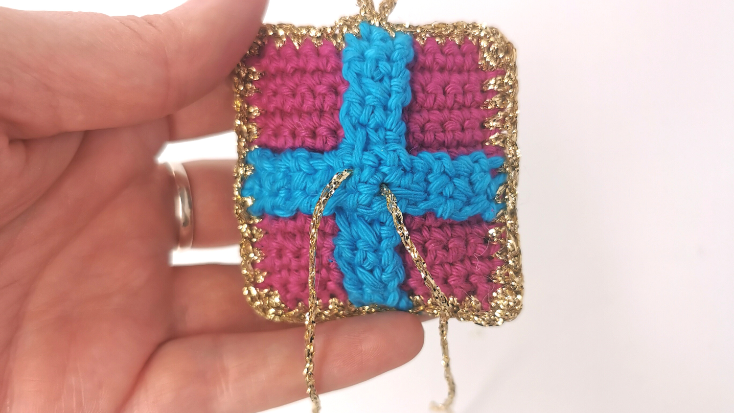 Christmas Gift Ornament Free Crochet Pattern — Cilla Crochets