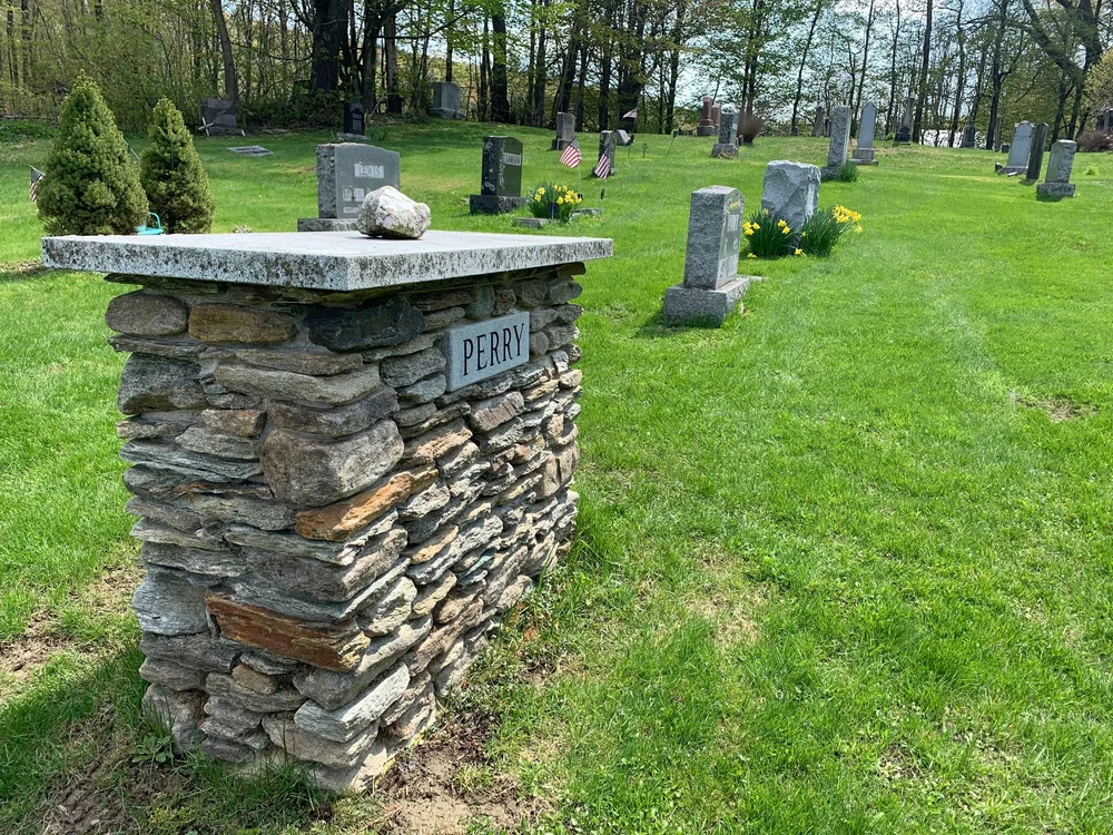 Duxbury gravesite objects vanish in a case of ‘disrespect’ — Waterbury ...