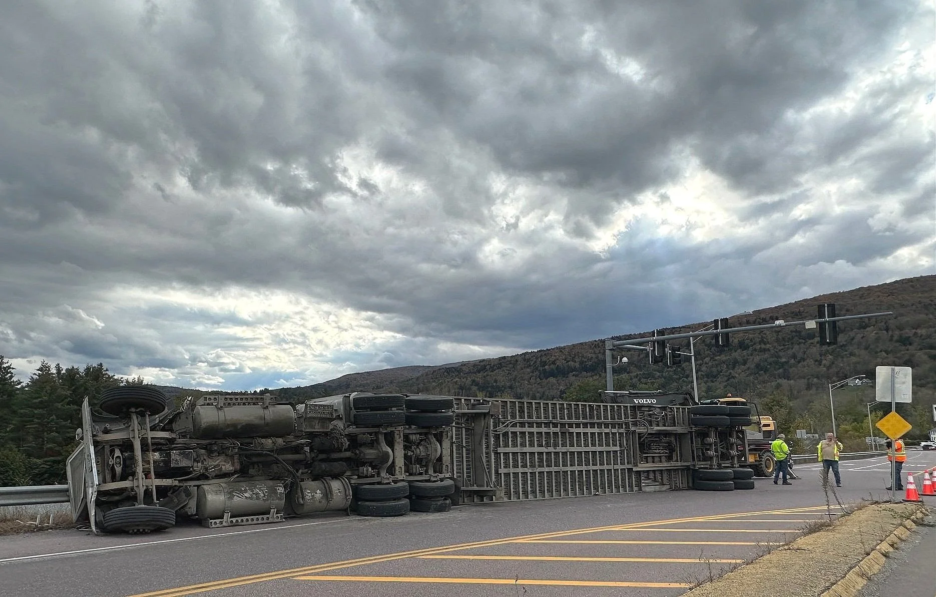 Traffic snarls for hours after tractor-trailer tips over on Rt. 100 ...
