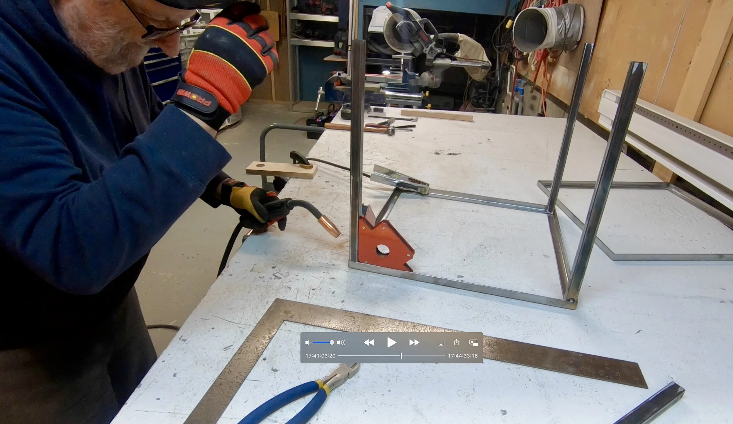 Les tables — ALAIN BOURQUE