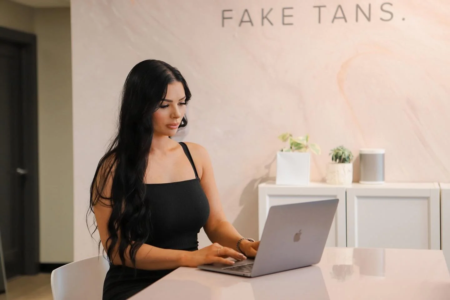 Spray Tanning for Special Events: How to Time Your Tan for the Perfect ...