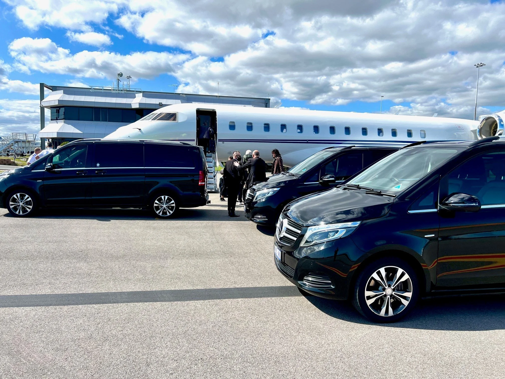 Luxury SUV Australia Fleet Premium Chauffeur Cars for You — Door to ...