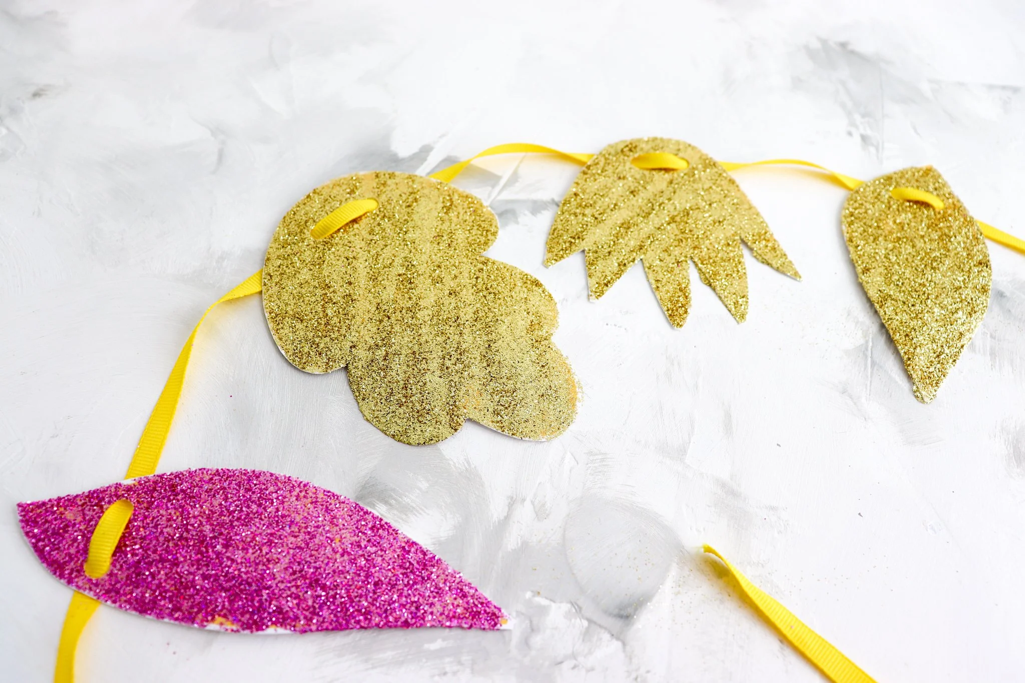 GLITTERY LEAVES GARLAND — Make It Jewish