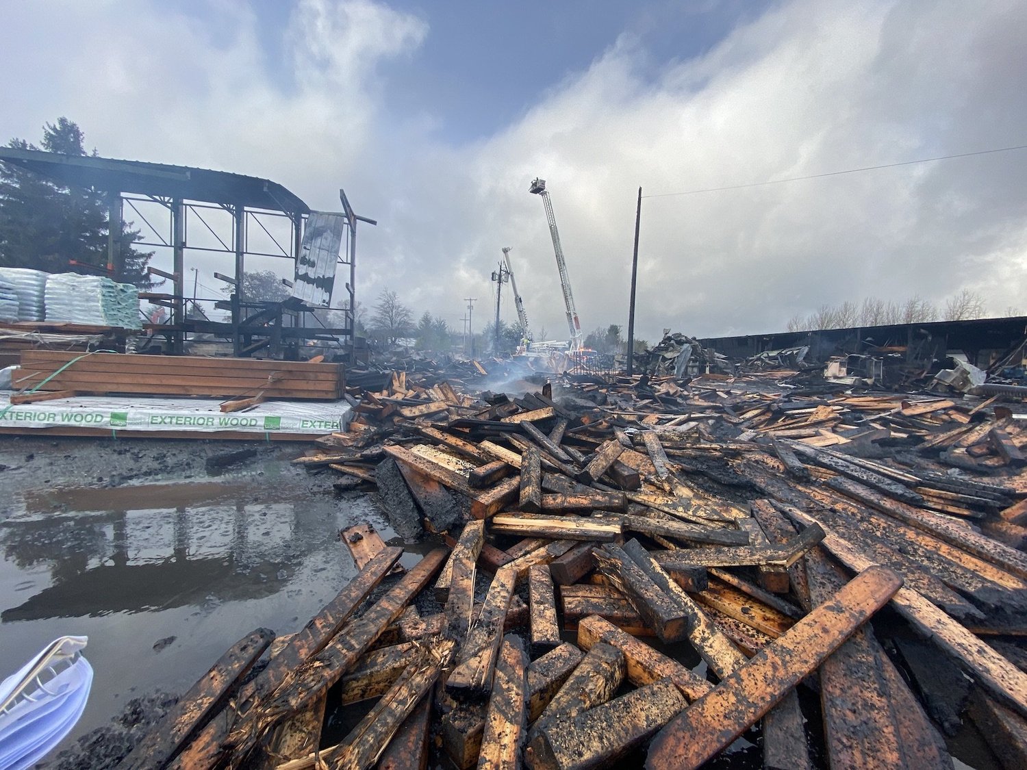 Fire destroys several buildings at iconic Mill site in Hood River ...