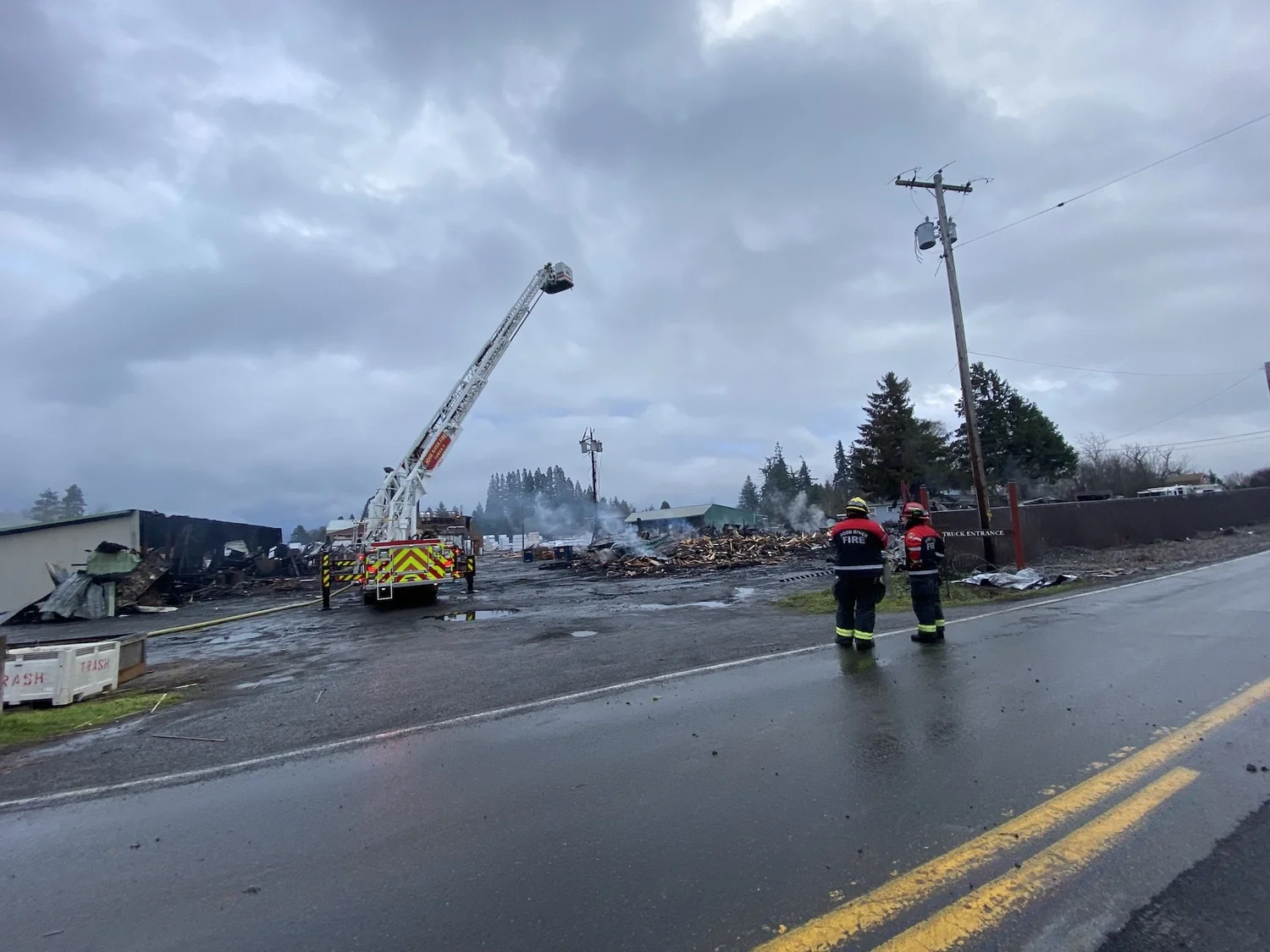 Fire destroys several buildings at iconic Mill site in Hood River ...