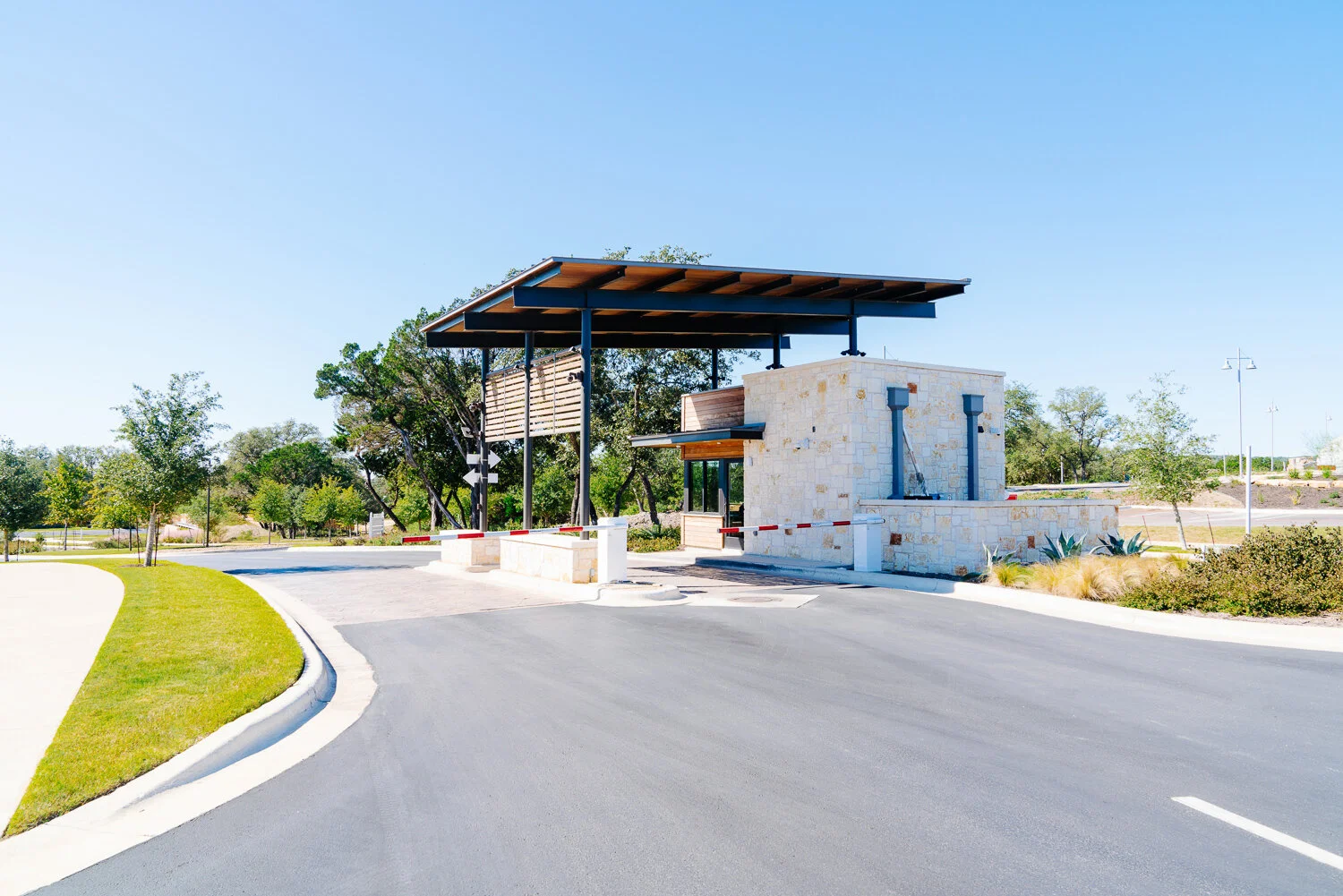Kissing Tree Guard House & Entry Gates — Beacon Construction Company