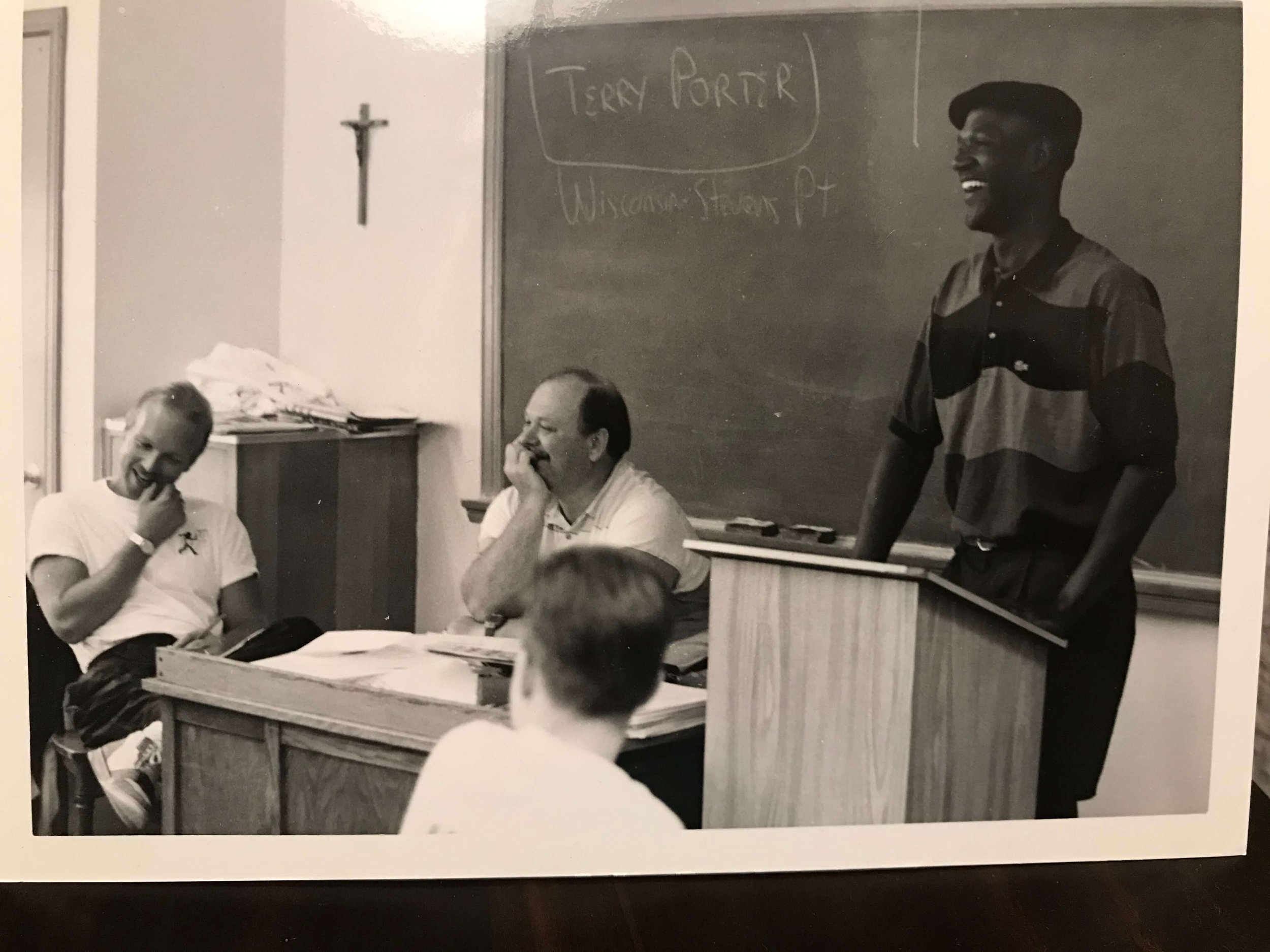 A true pro -- Terry Porter helps out in a big way on a book-signing ...