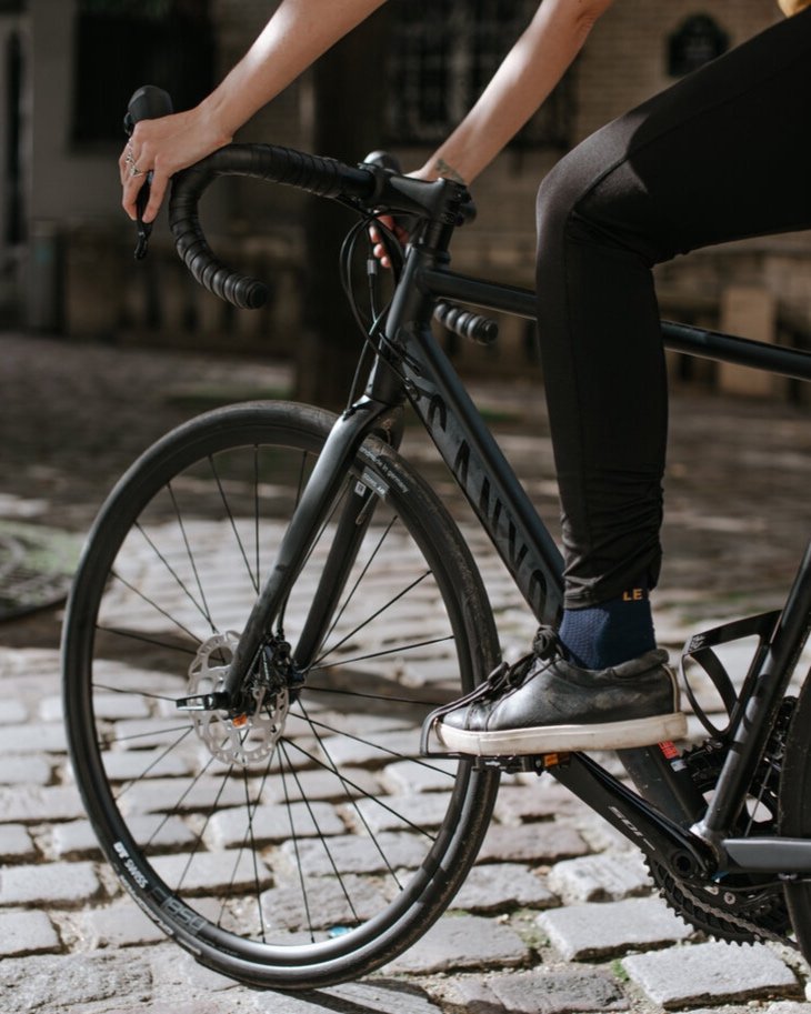 Le Peloton Cafe: Paris specialty coffee & cycling culture cafe.
