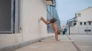 Handstand guide for Complete Beginners - 3 steps — BERG MOVEMENT