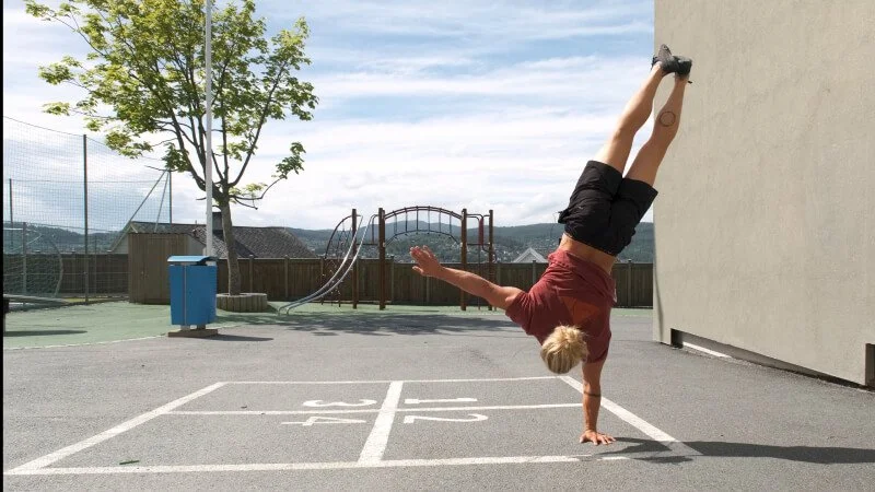 One Arm Handstand - Position/Form Guidelines to Make Your Life Easier ...