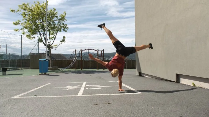 One Arm Handstand - Position/Form Guidelines to Make Your Life Easier ...