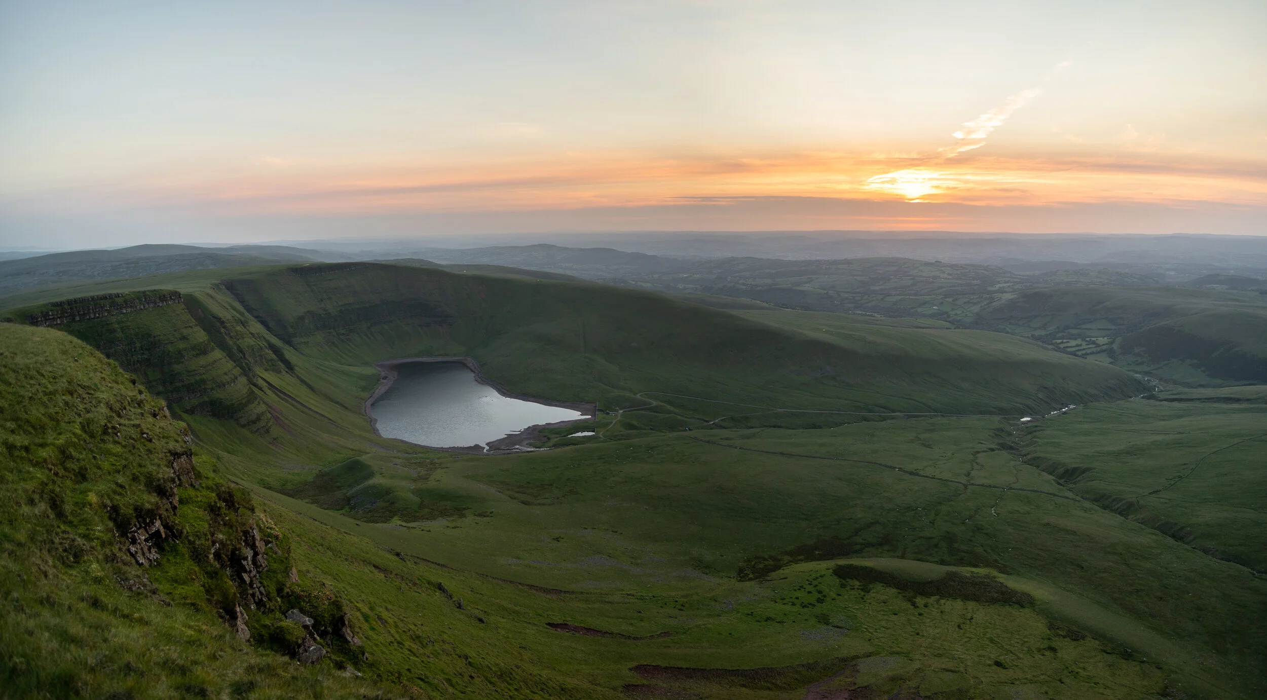 How to hike Llyn Y Fan Fach | Detailed guide with maps and where to ...