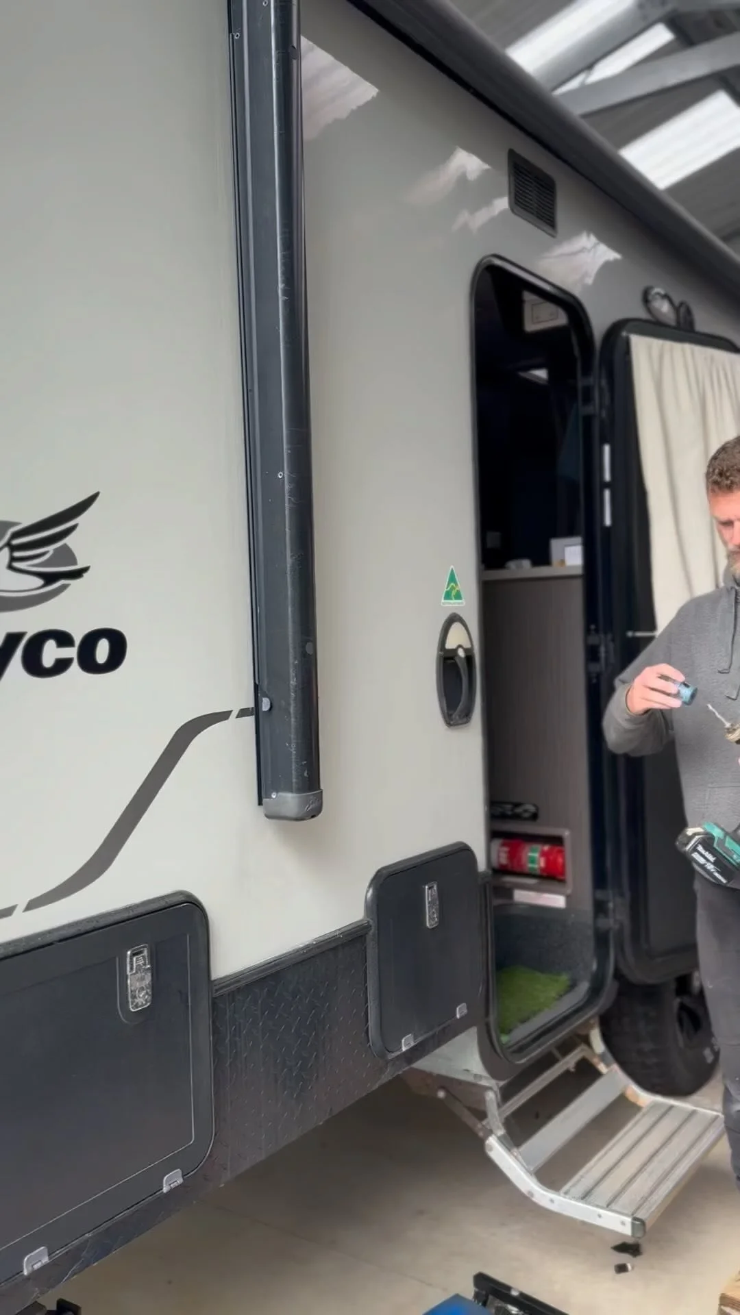 Outech OffGrid design and install solar panel and lithium battery ...