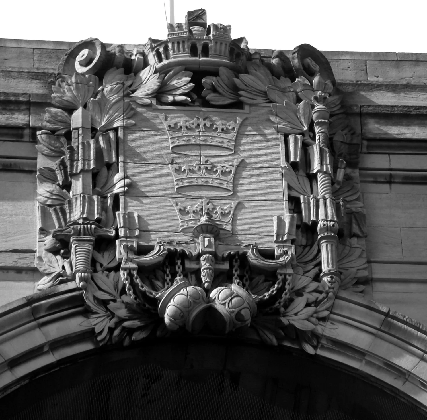 The Three Crowns: History of the city’s regal coat of arms — The Hull Story