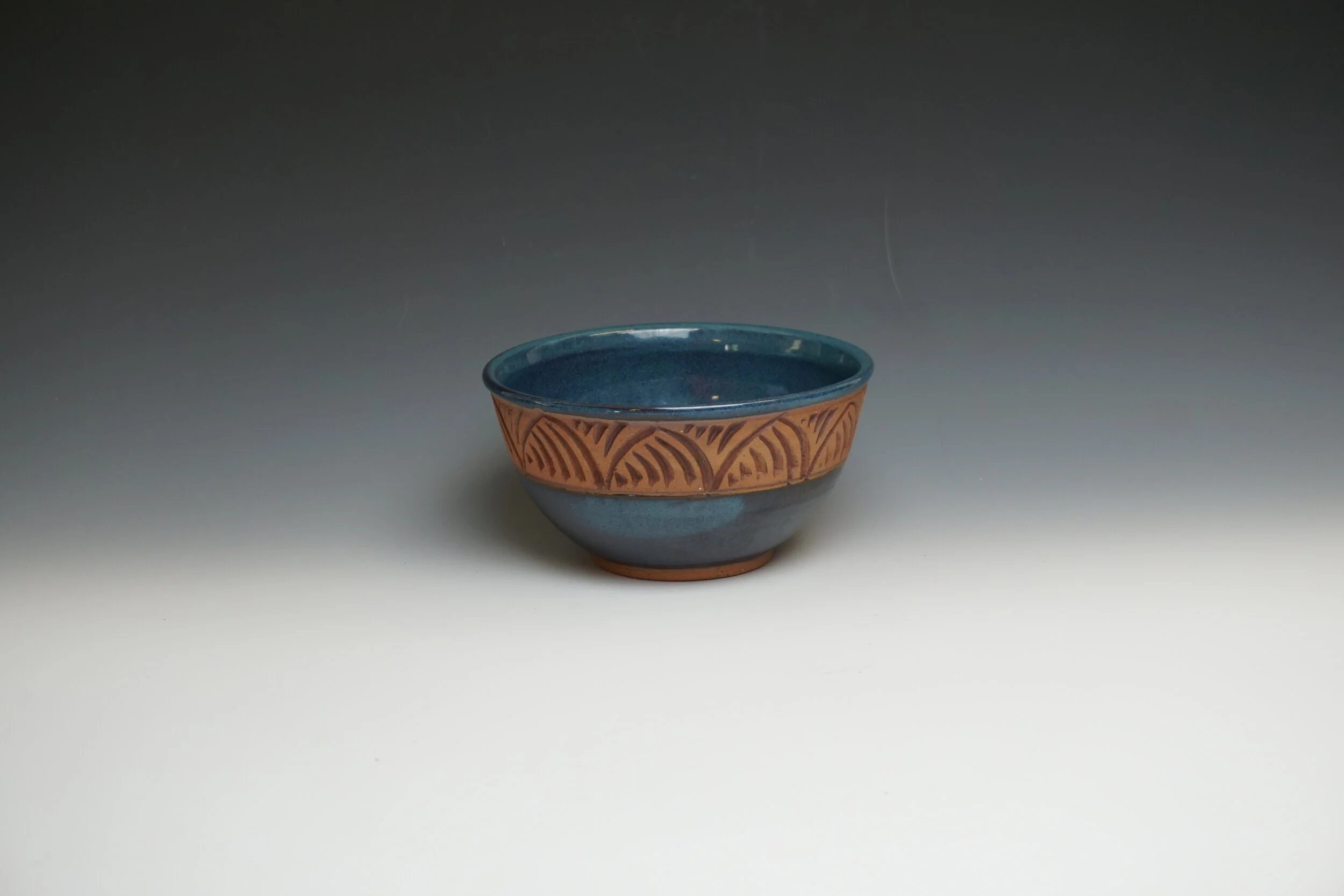 Bowl sm - carved — Renata Mastroti Pottery