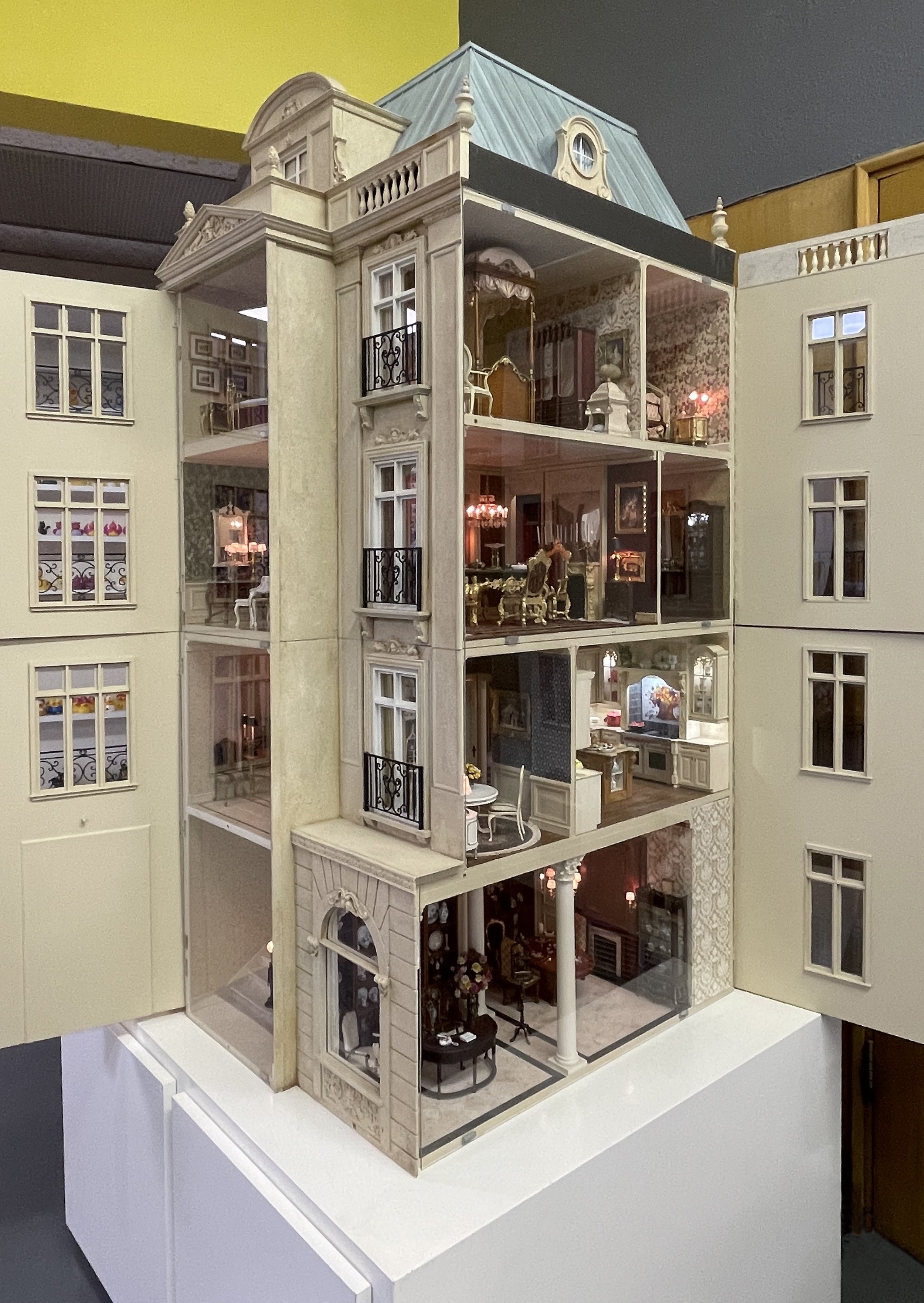 Miniatures & Curious Collections Museum