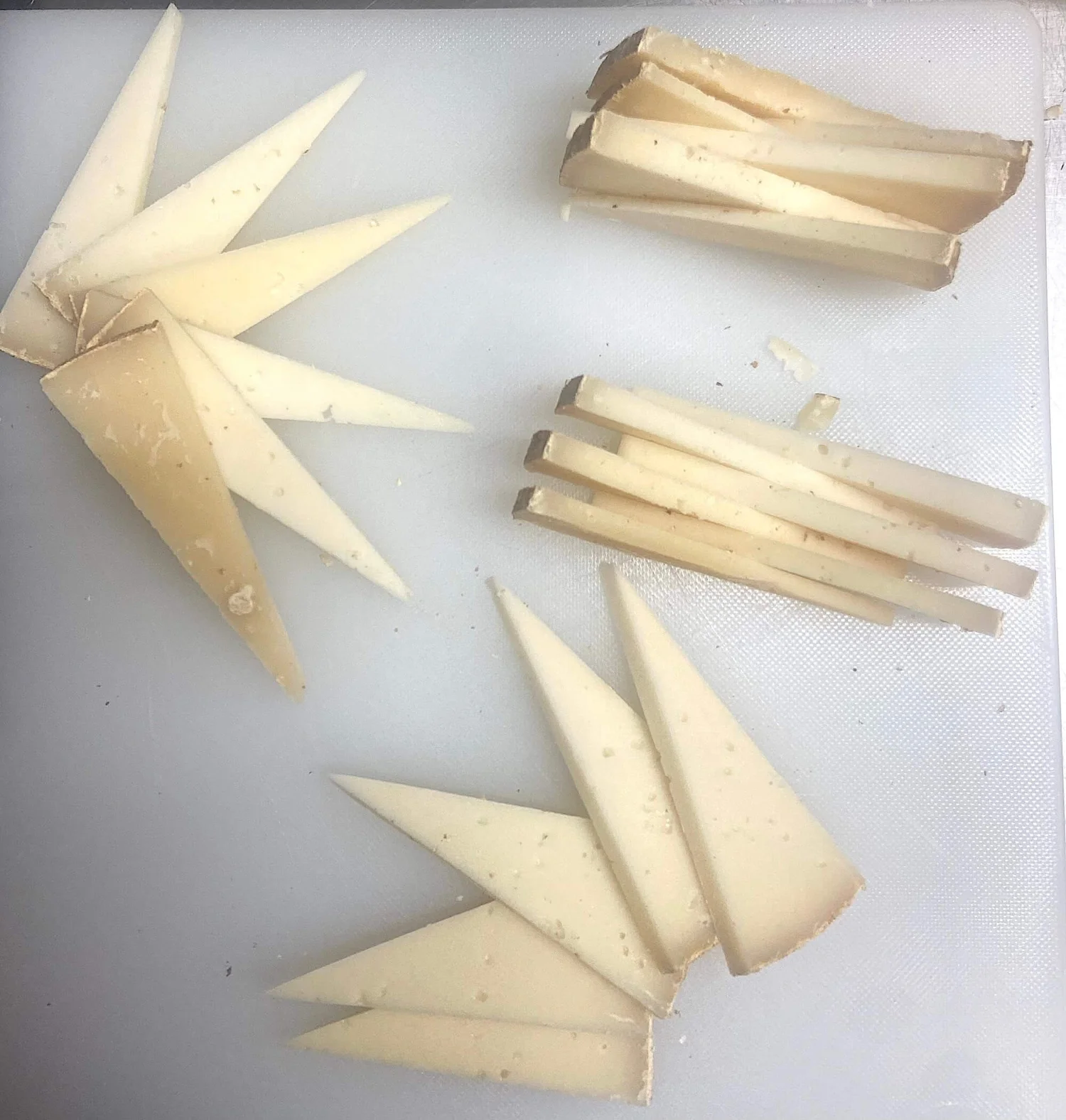 5 Steps to Making a Stunningly Beautiful Cheese Board | The Cheese ...