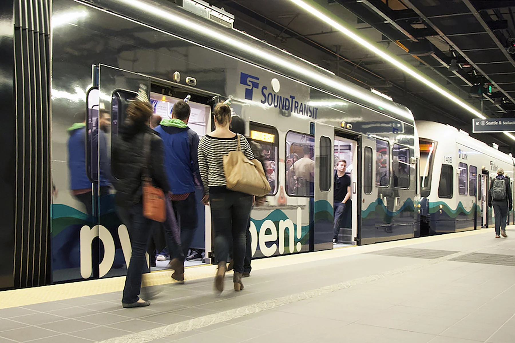DAN'L LINEHAN ・ SOUND TRANSIT • CHROME TRAIN WRAPS