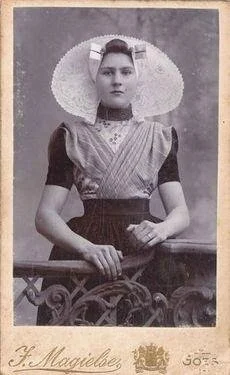 Caps Galore—Dutch Traditional Caps and their many Personalities ...