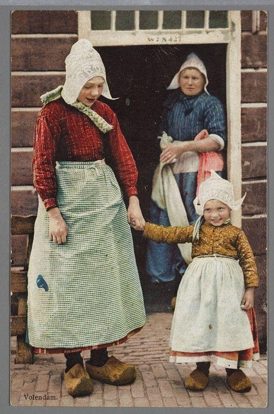 Caps Galore—Dutch Traditional Caps and their many Personalities ...