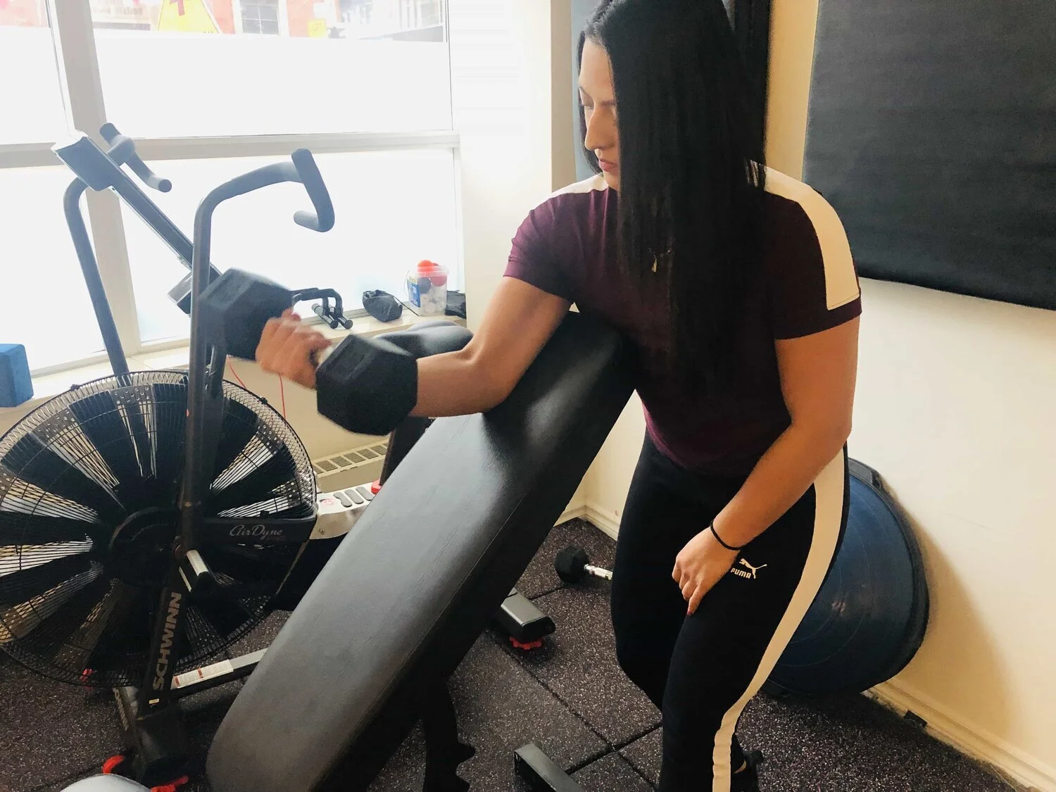 Aprende Como El Curl Predicador Te Puede Ayudar a Conseguir Brazos Más ...