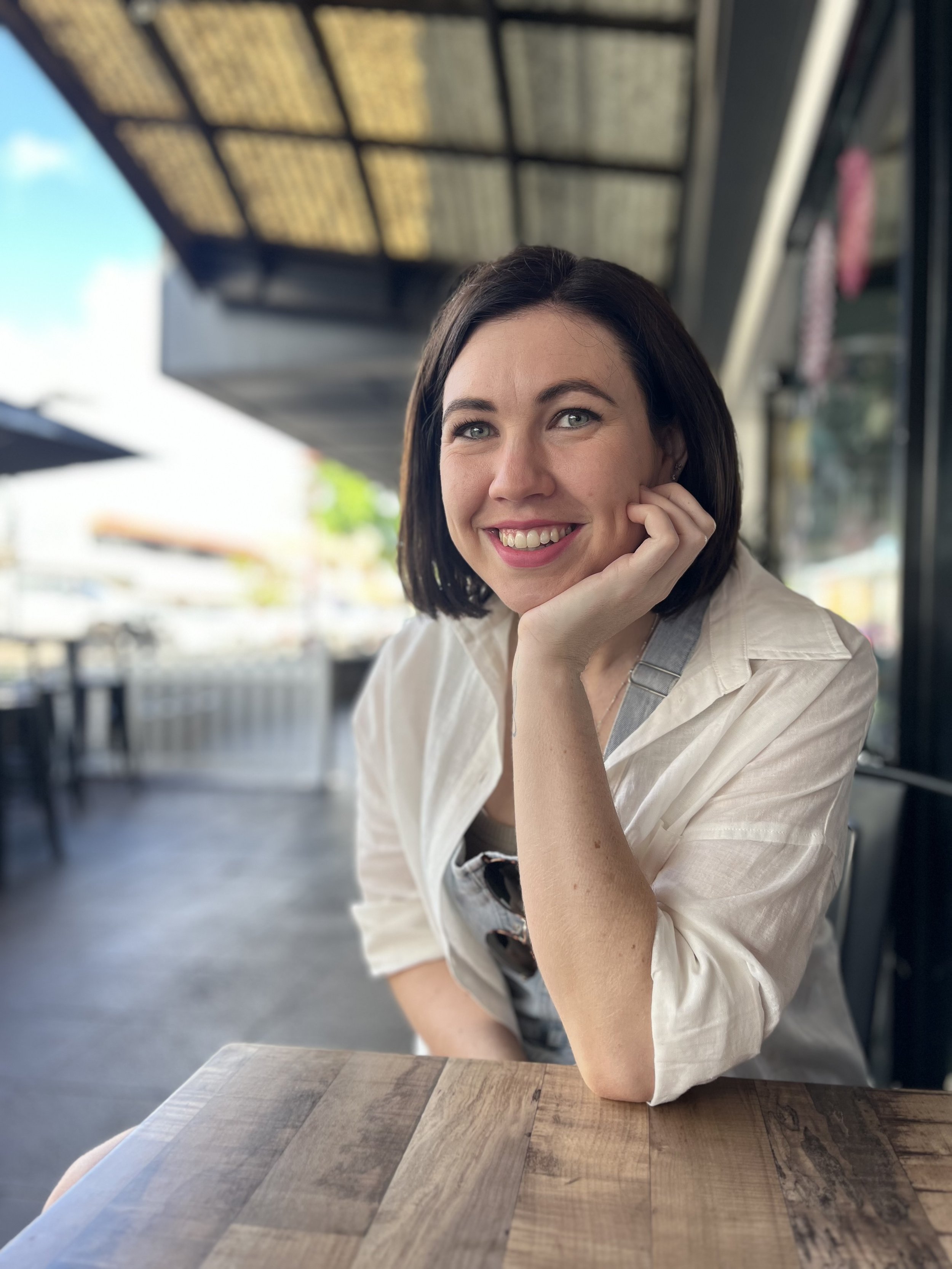 Sam Walton | Toowoomba Artist | Floral Abstract | Commissions | Art Lessons