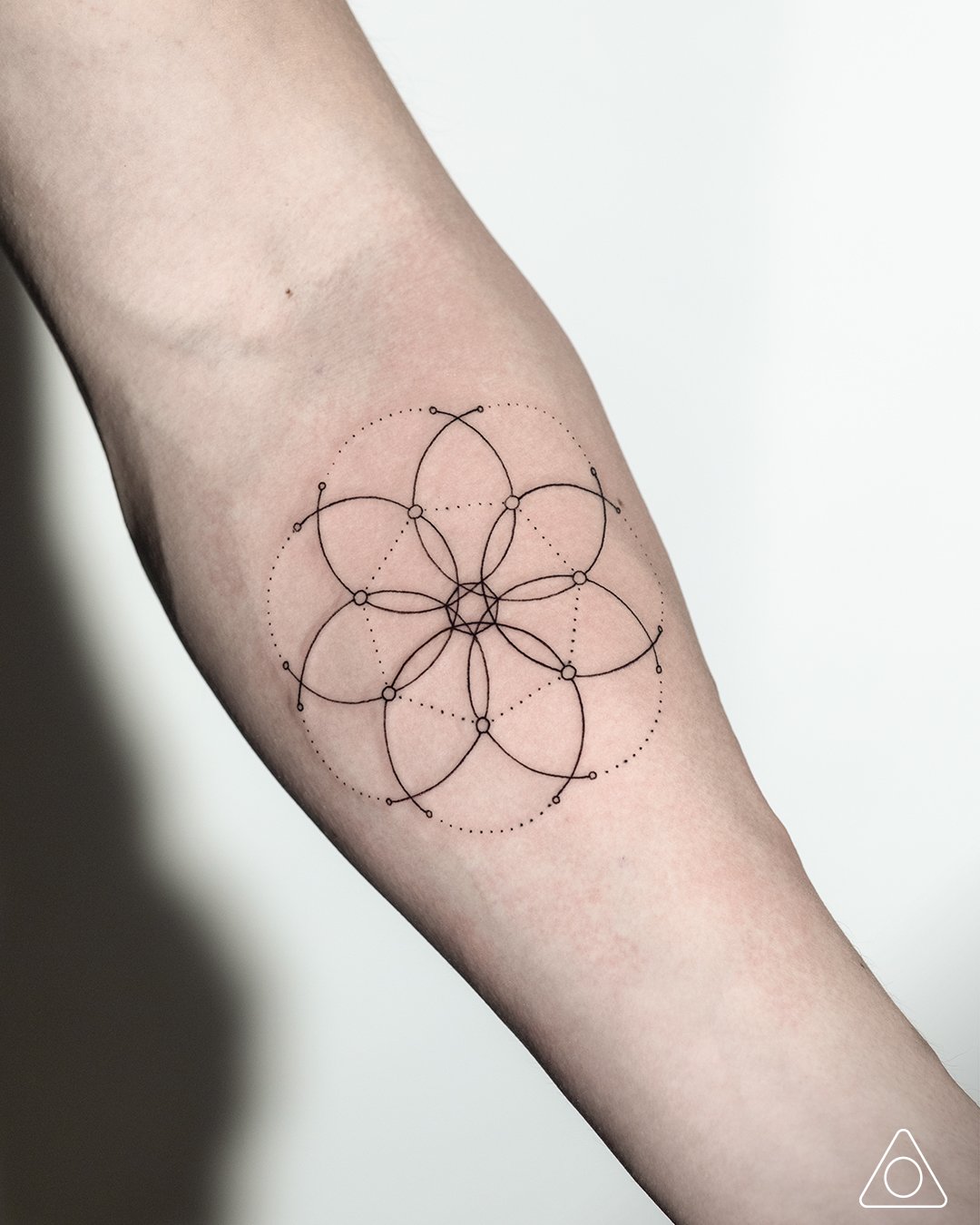 DIAMOND SHAPED FLOWER — 1MM Tattoo Studio