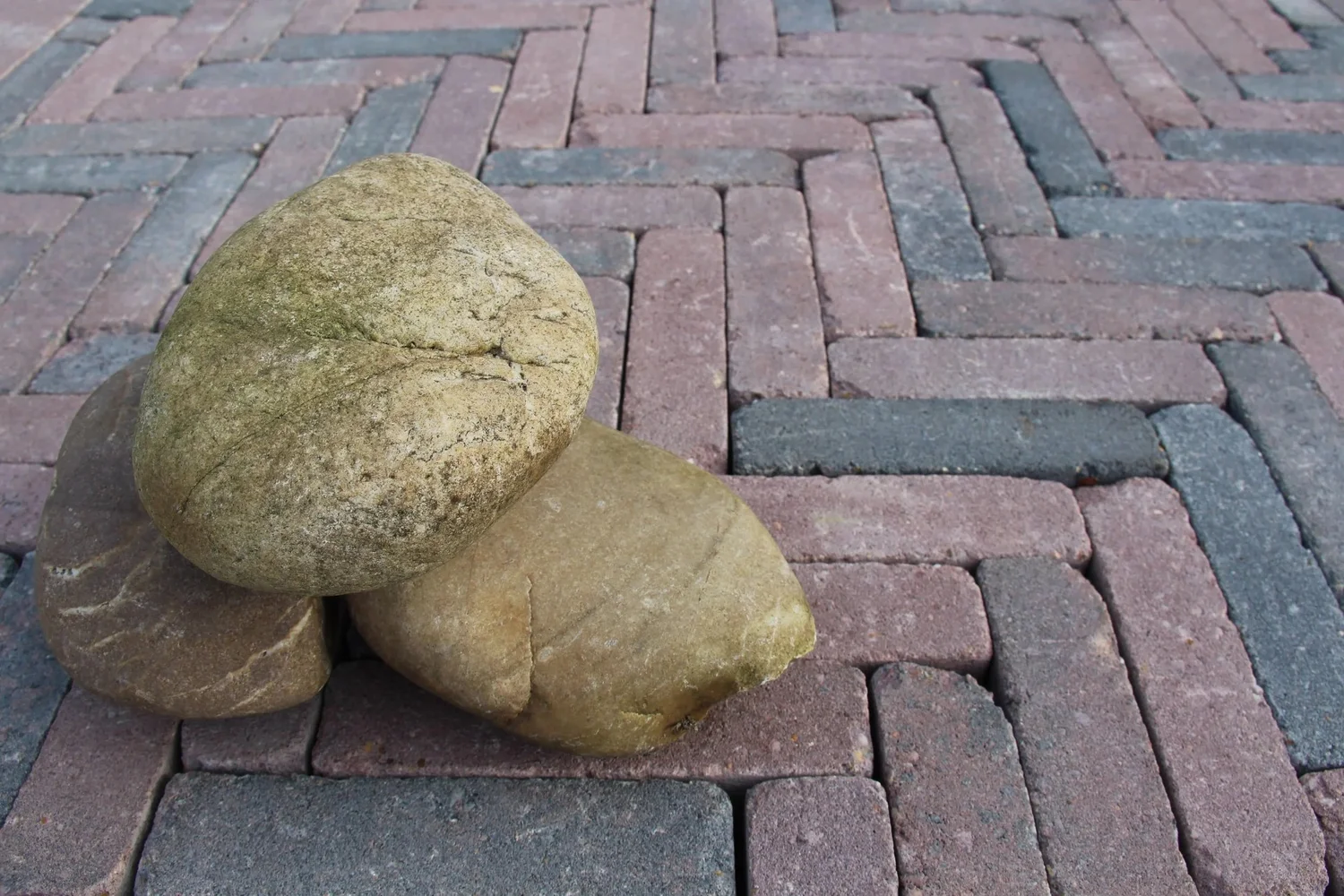 Getrommelde bestrating — Heuveltuin | Bestrating | Kunstgras | Tuintegels