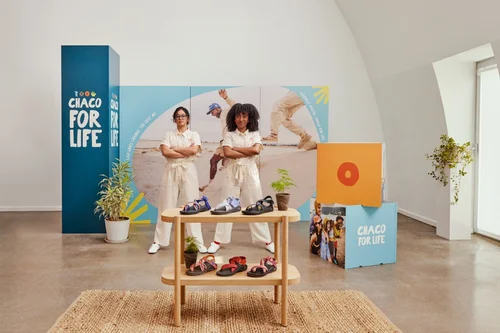 Freestanders — Brightformat