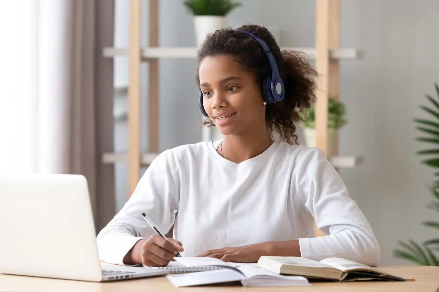 Volunteer as an online tutor | LAUSD partner | Step Up Tutoring