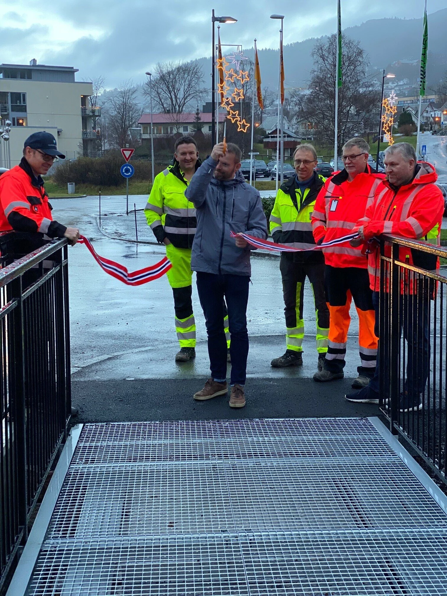 Gangbru over Sauneselva i Ulsteinvik