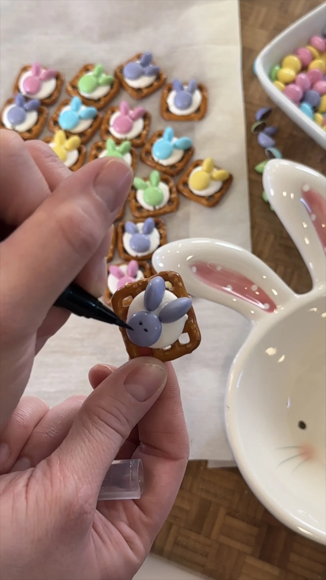 DIY Bunny Pretzel Treats: Adorable Easter Snacks for Spring ...