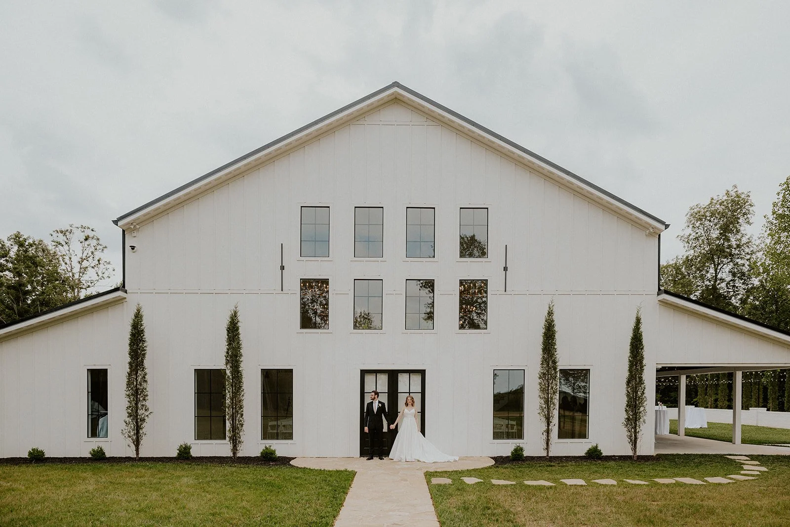 Modern, Elegant Wedding at The Monroe on 415th in Nashville, Tennessee ...