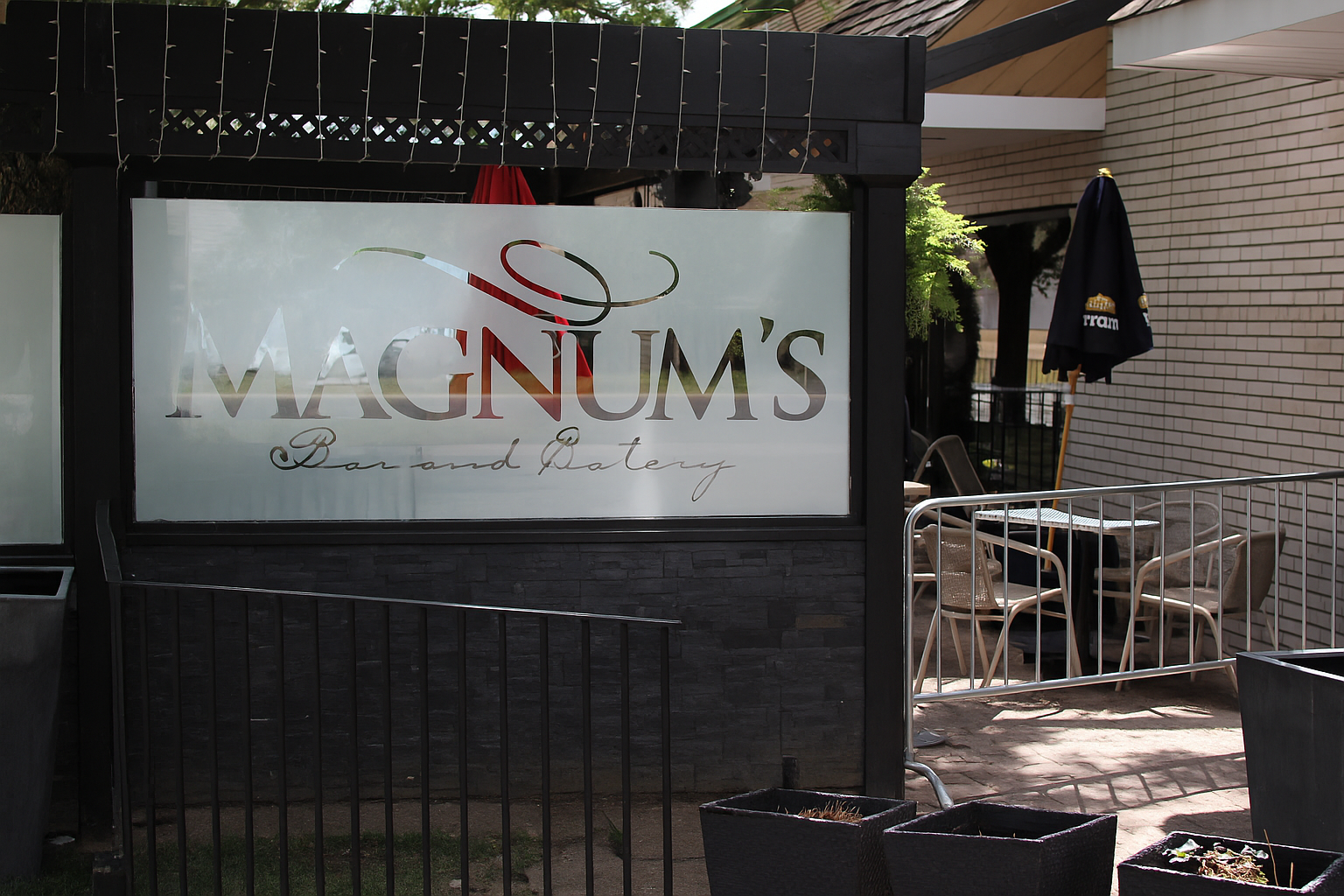 Magnums Bar & Eatery