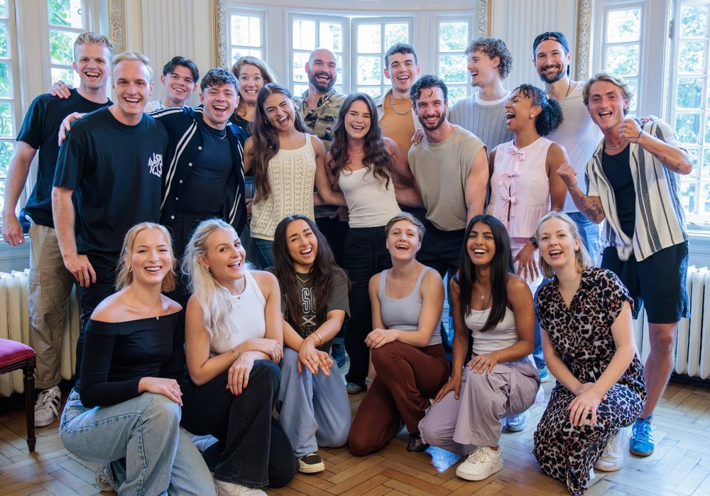 New cast and booking extension announced for MAMMA MIA! in West End ...