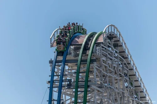 Six Flags Magic Mountain: Theme Park Review and Visit Guide