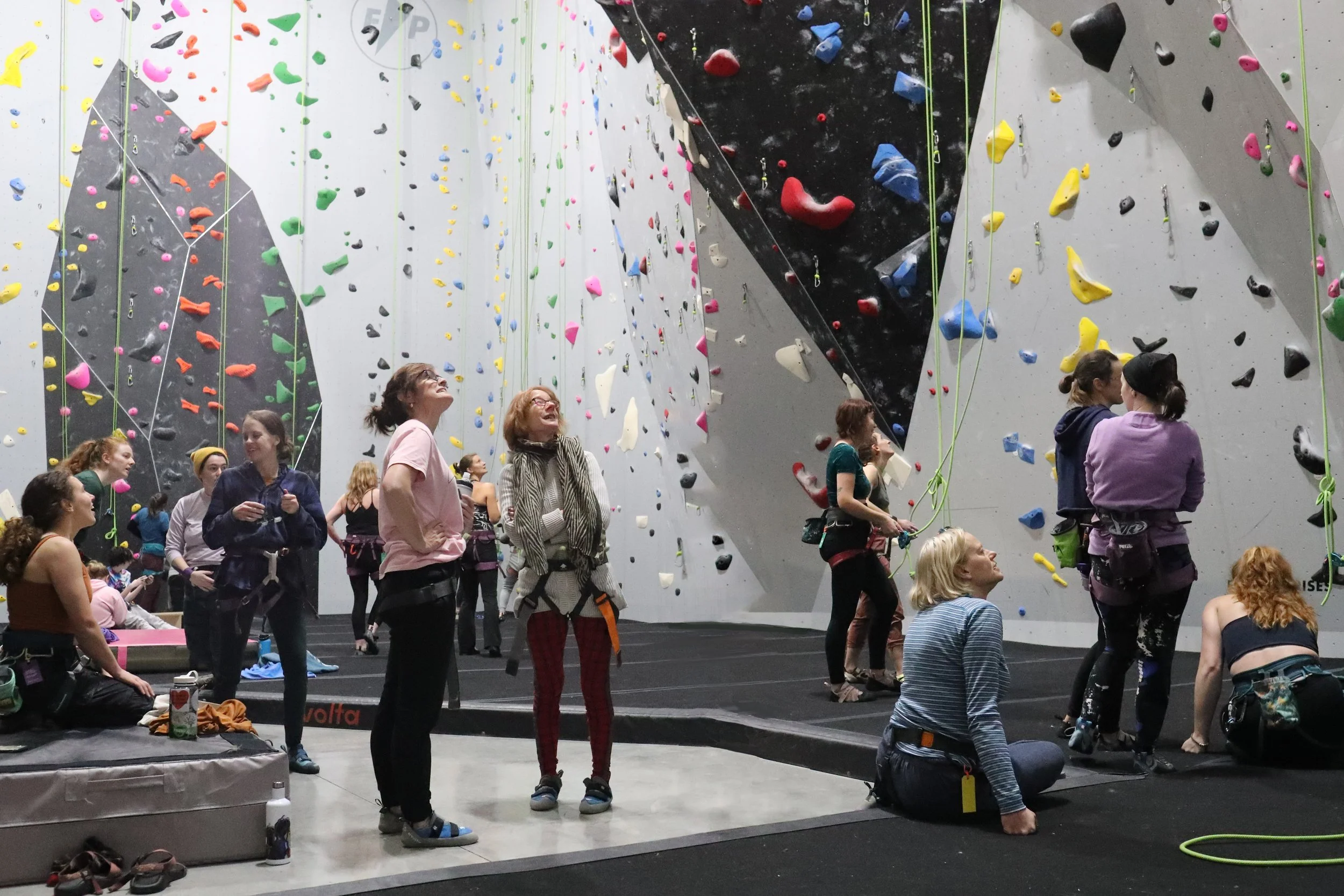 Women Climbing Night — Volta