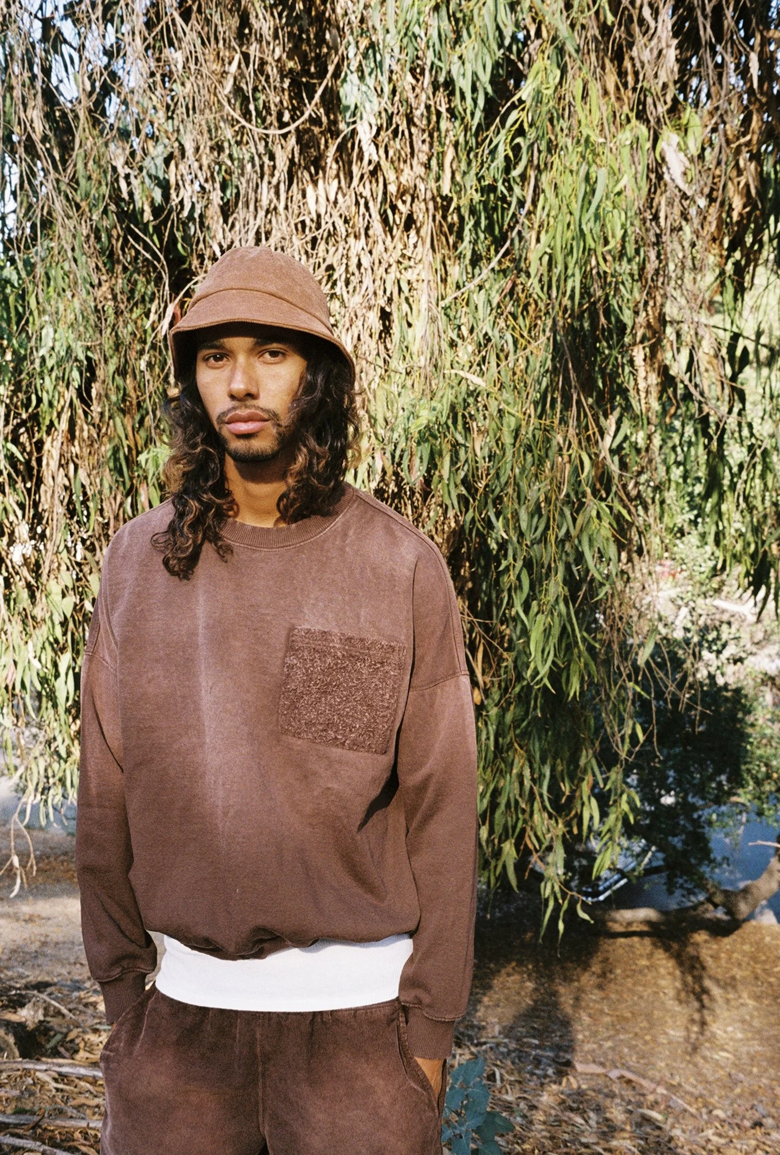 REVERSE POCKET CREW AGED BROWN — MOOJIMOOJI