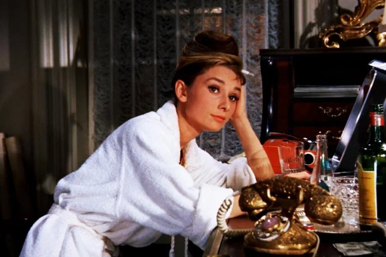 Audrey Hepburn Breakfast at Tiffanys Outfits - 15 Iconic 1960’s Outfits ...