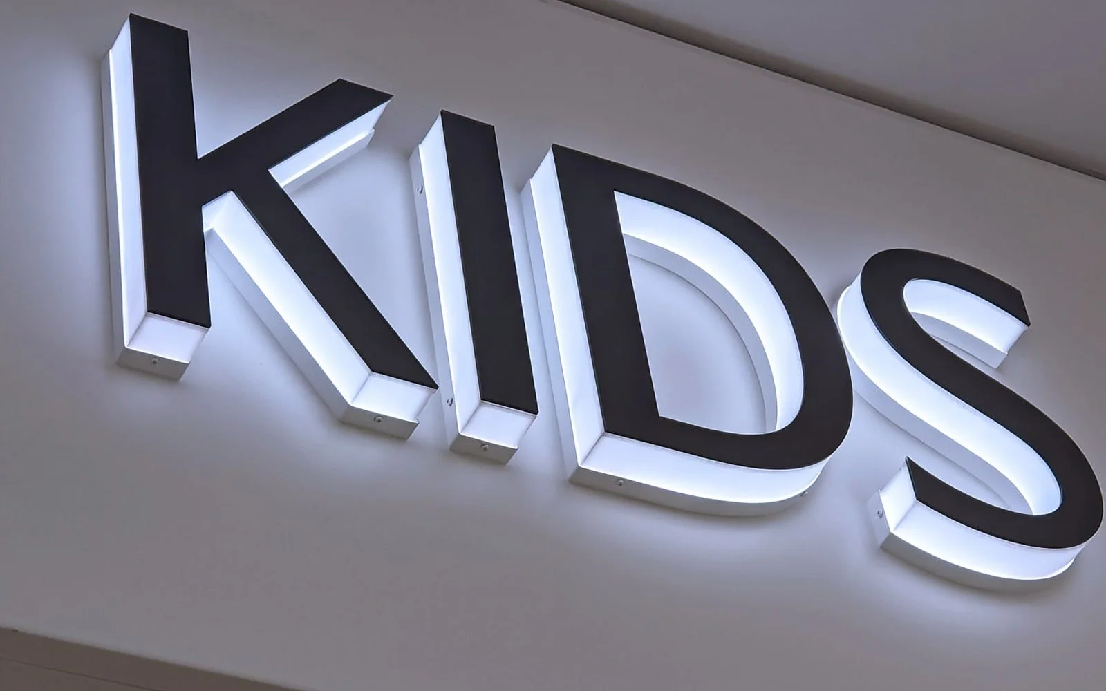 What are the types of illuminated letter signs? | Signs Base