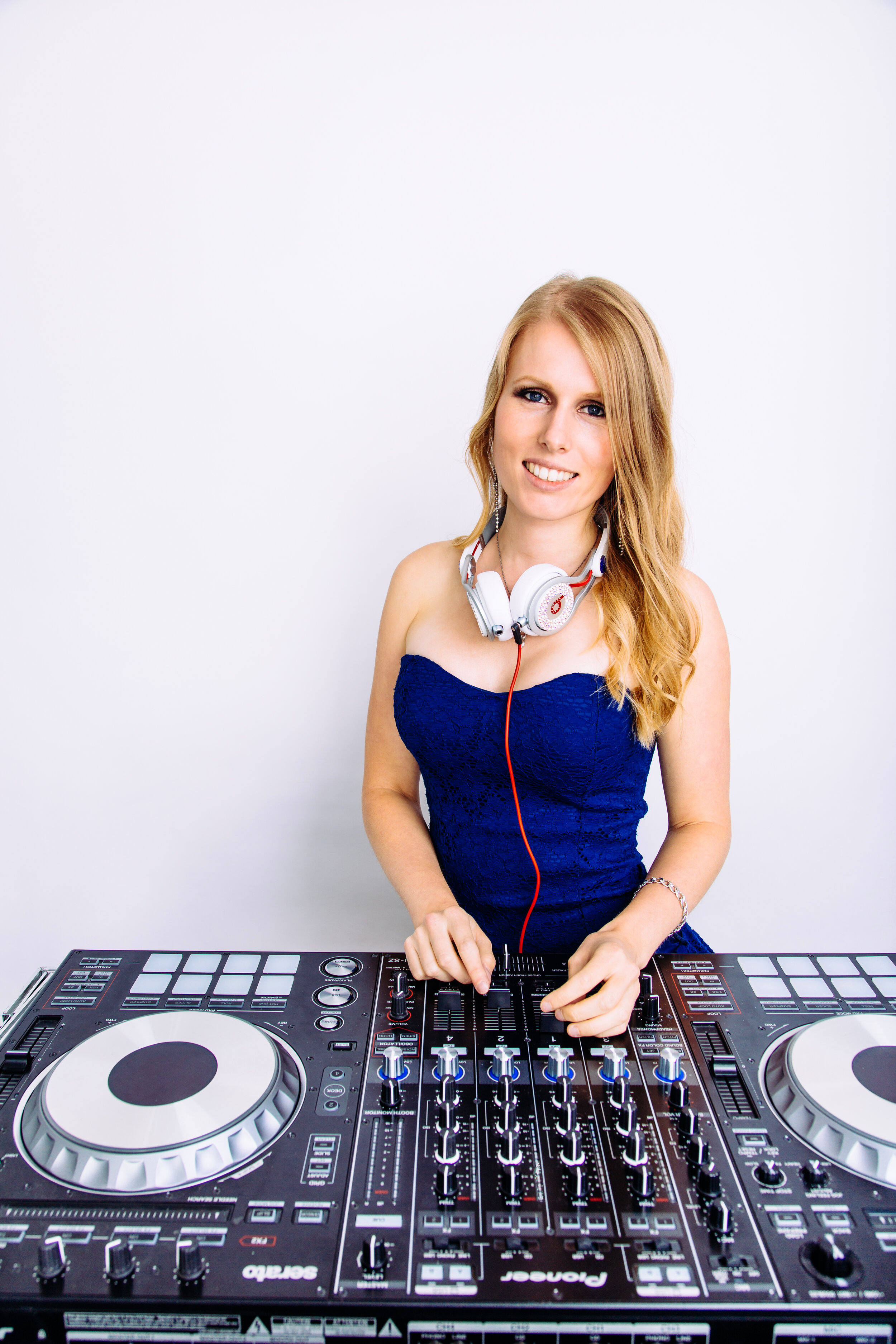 DJ Sparx - Professional Female DJ | #1 Female wedding dj in UK