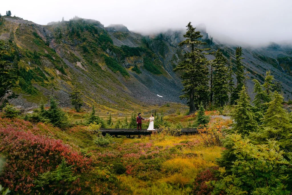 Rainy fall elopement in Washington State - Running Wild Studio