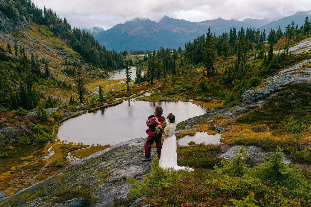 Rainy fall elopement in Washington State - Running Wild Studio