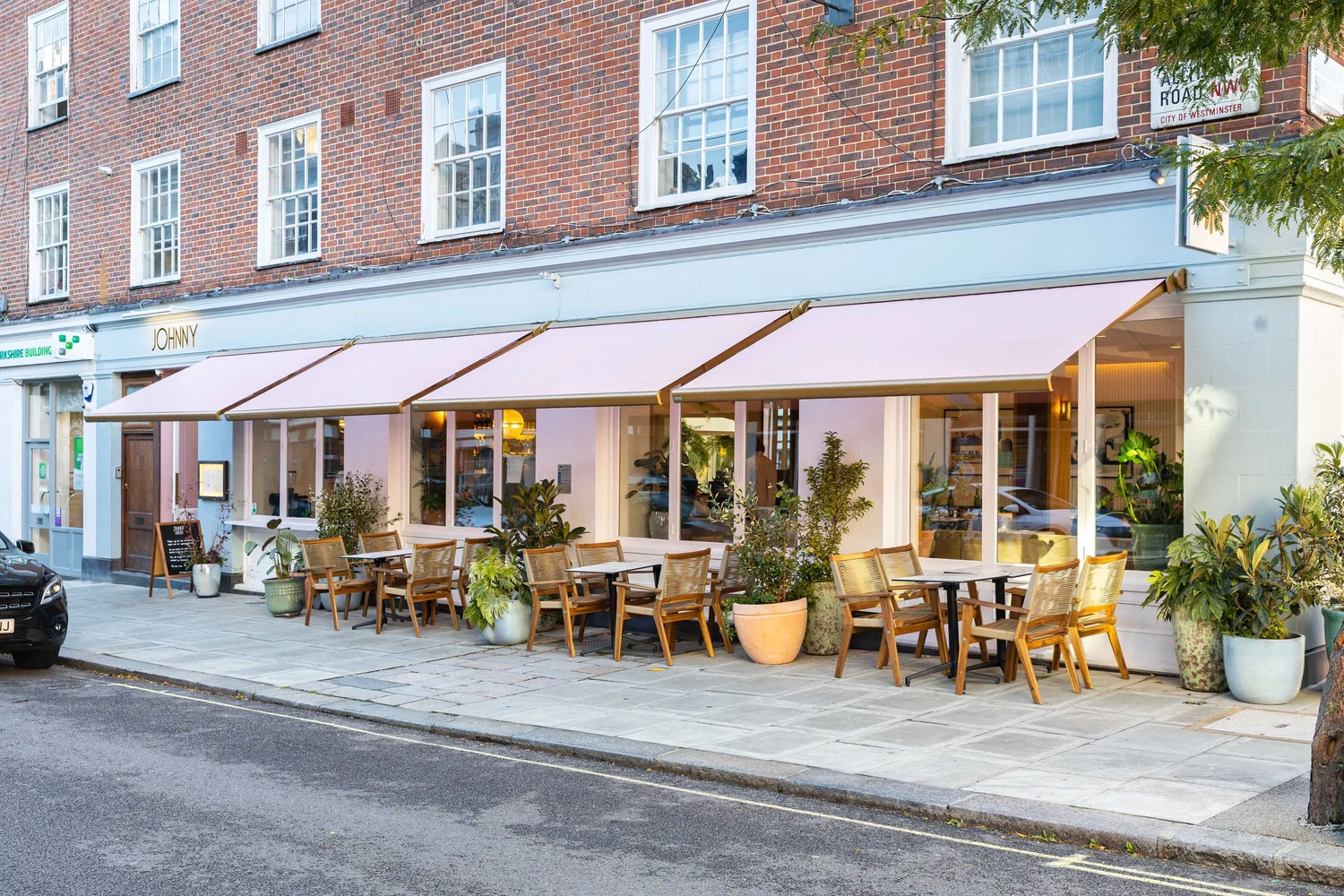 LOCATION - JOHNNY — DAISY | GREEN