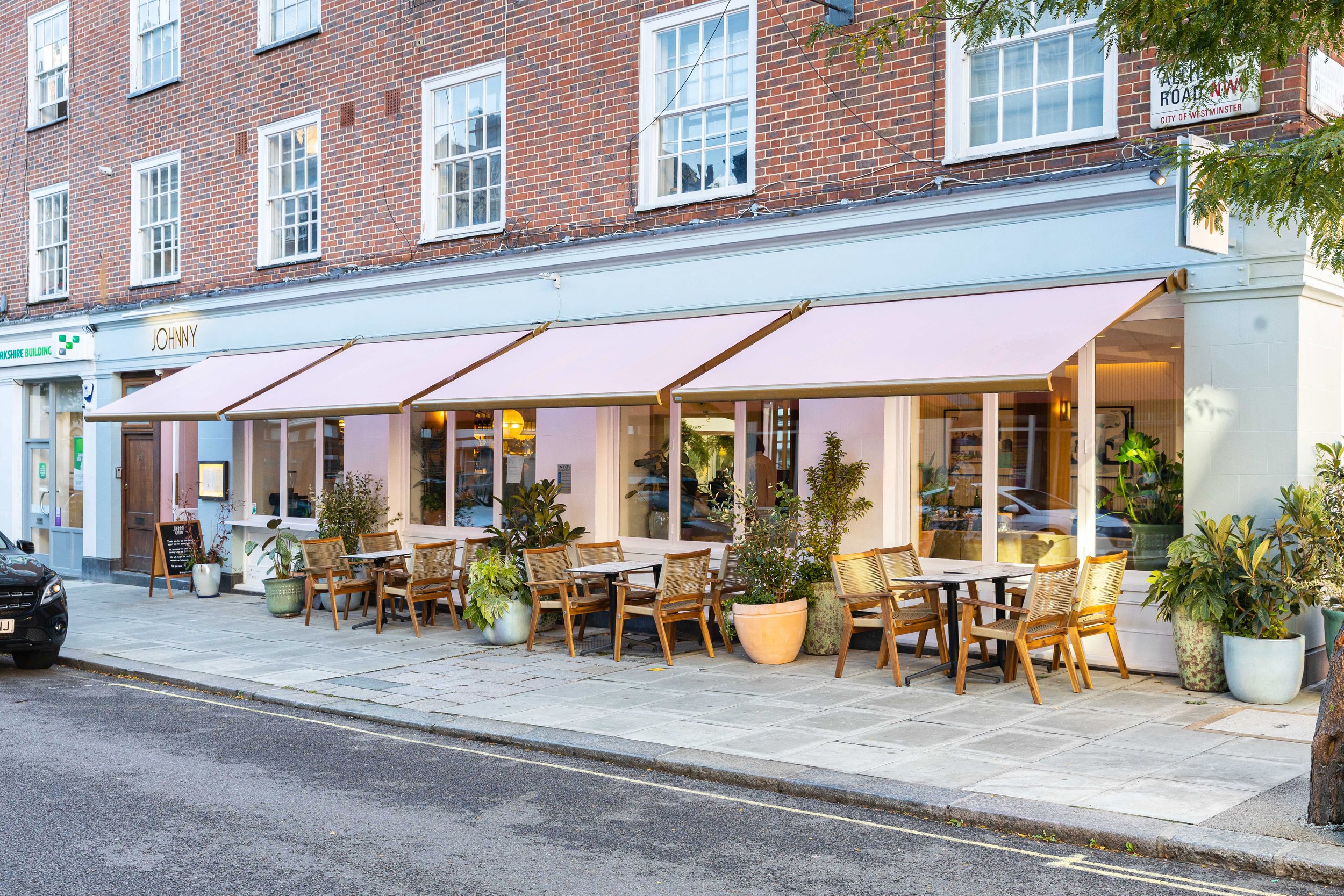 LOCATION - JOHNNY — DAISY | GREEN